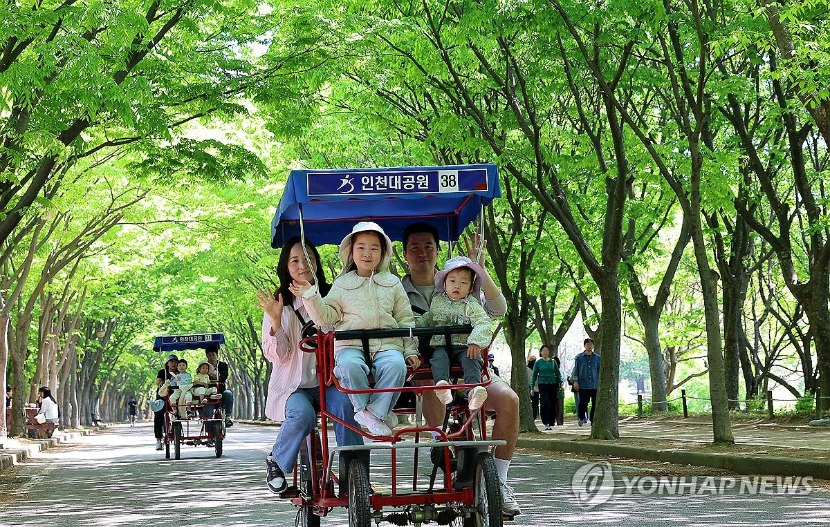 '신록의 계절'…인천대공원 산책로 시민들