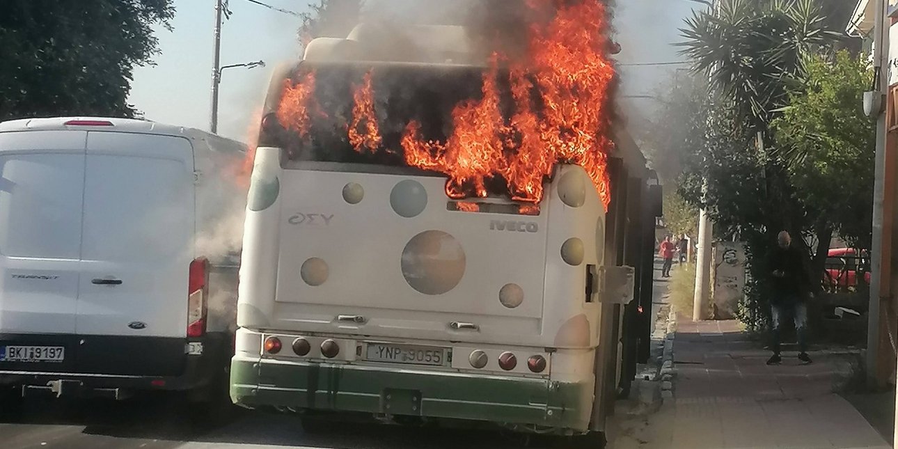 Φωτιά σε εν κινήσει αστικό λεωφορείο στο Ίλιον [εικόνες]