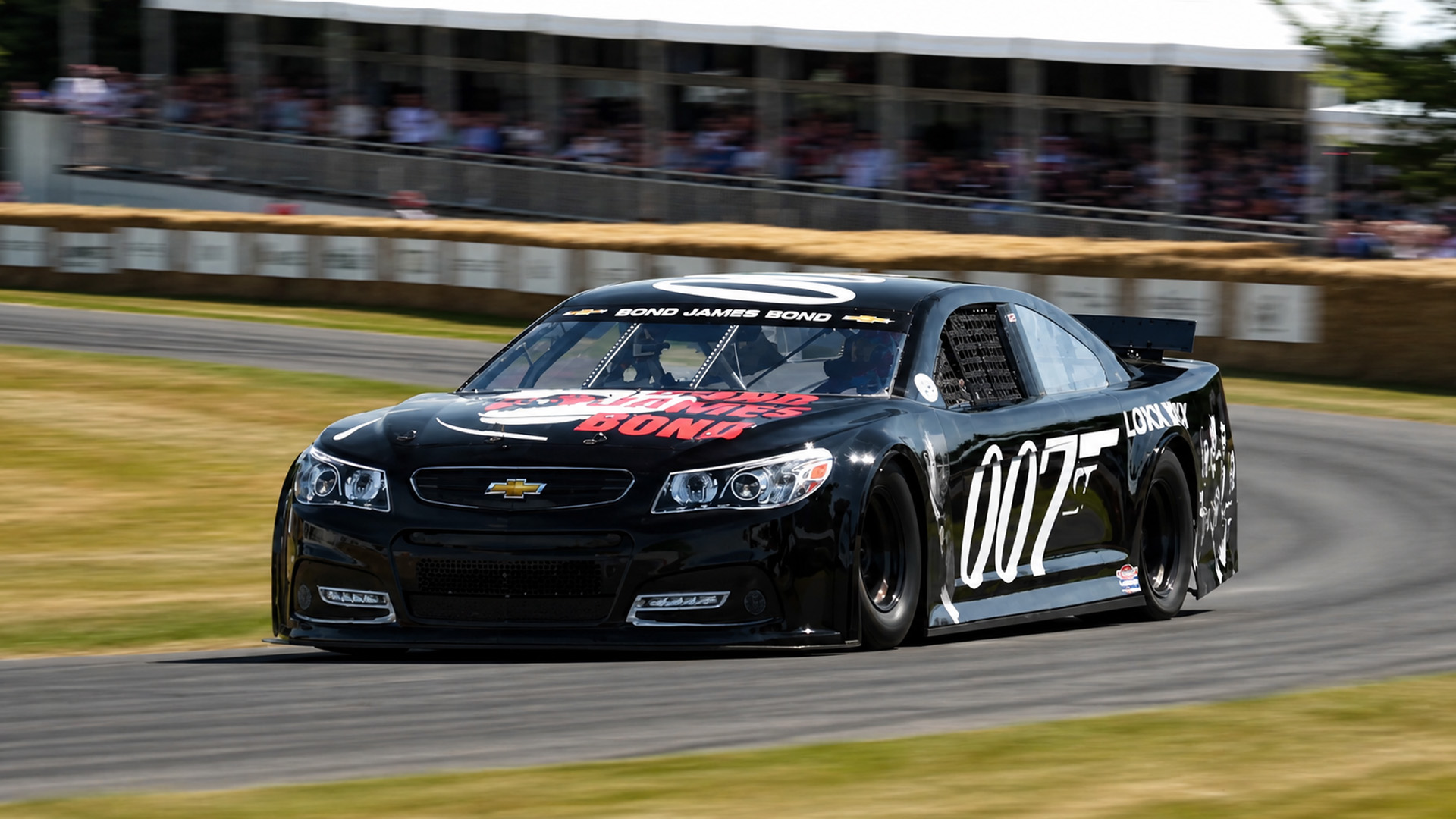 Chevrolet NASCAR 007 pakt bocht op het circuit