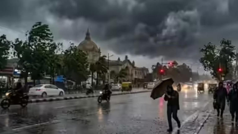 लखनऊ में 11वीं मंजिल से कूद गई युवती, टीन शेड के चलते ऐसे बच गई जान