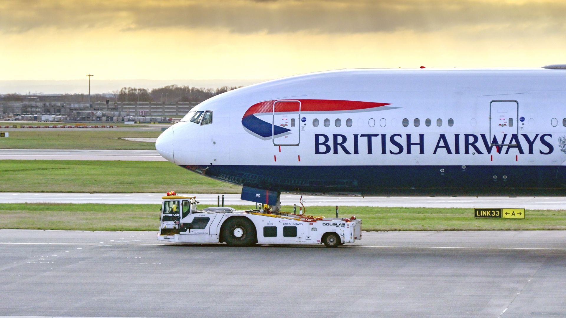 British Airways will pay pilots $100,000 a year to taxi at Chicago O'Hare