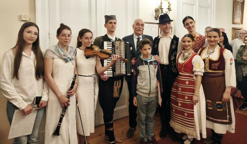 Μαθητές από τη Σερβία επισκέπτονται το Δημαρχείο Κεντρικής Κέρκυρας