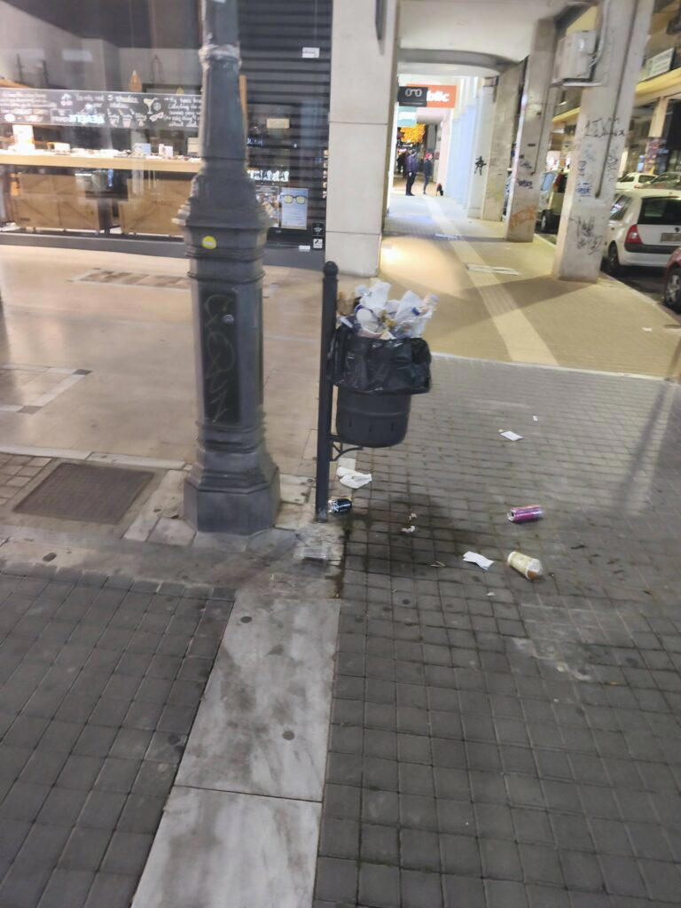 Πάτρα: Απερίγραπτη η εικόνα στο κέντρο – Σπασίματα και βρωμιές φωτο