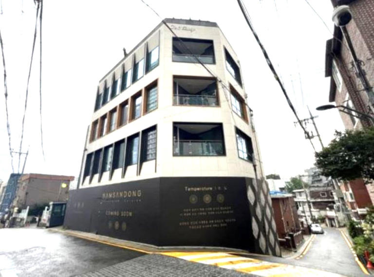 60s-70s sell mini-buildings to 40s-50s