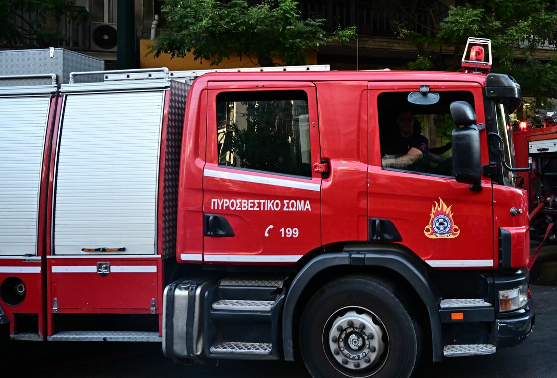 Φωτιά σε λεωφορείο στο Ίλιον: Διεκόπη η κυκλοφορία στην οδό Φυλής