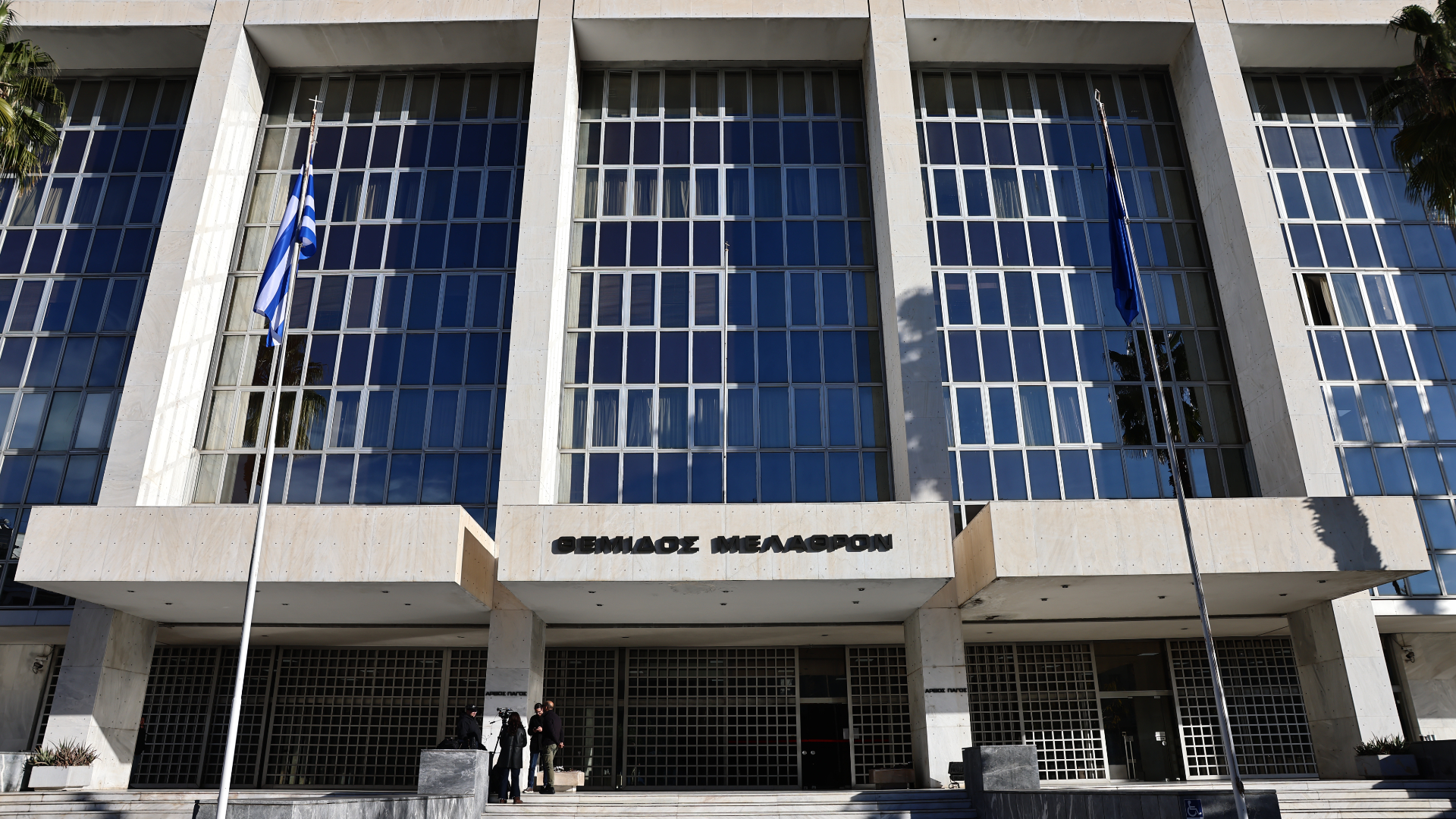 Θεωρείο: Νομική κριτική υπάρχει;