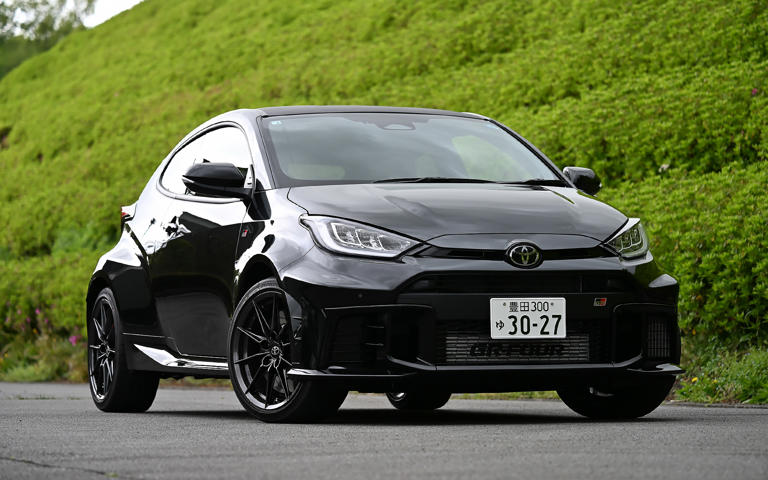 GRステアリングを標準装備とした26式「GRヤリス」と、魅力的な足まわりの特別仕様車「モリゾウRR」