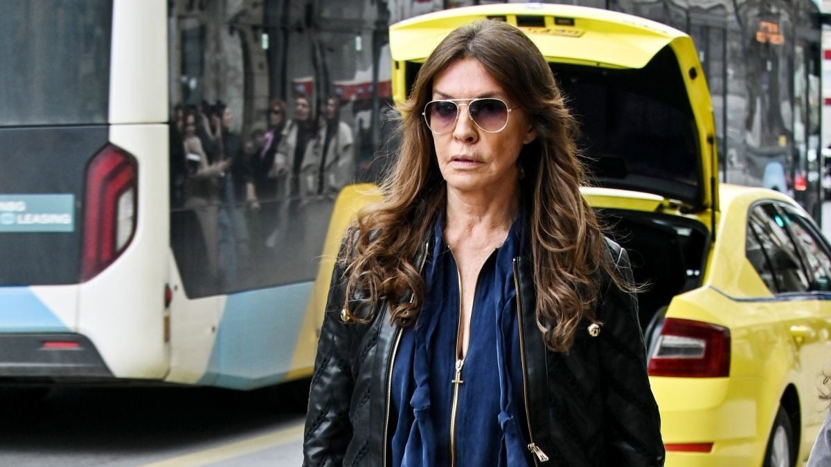 Βάνα Μπάρμπα: Στυλάτη casual εμφάνιση στην καρδιά της Αθήνας με τζιν ...