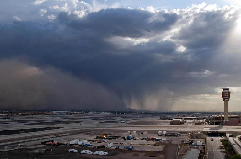 Why Arizona is in for an extra rainy summer, weather experts say
