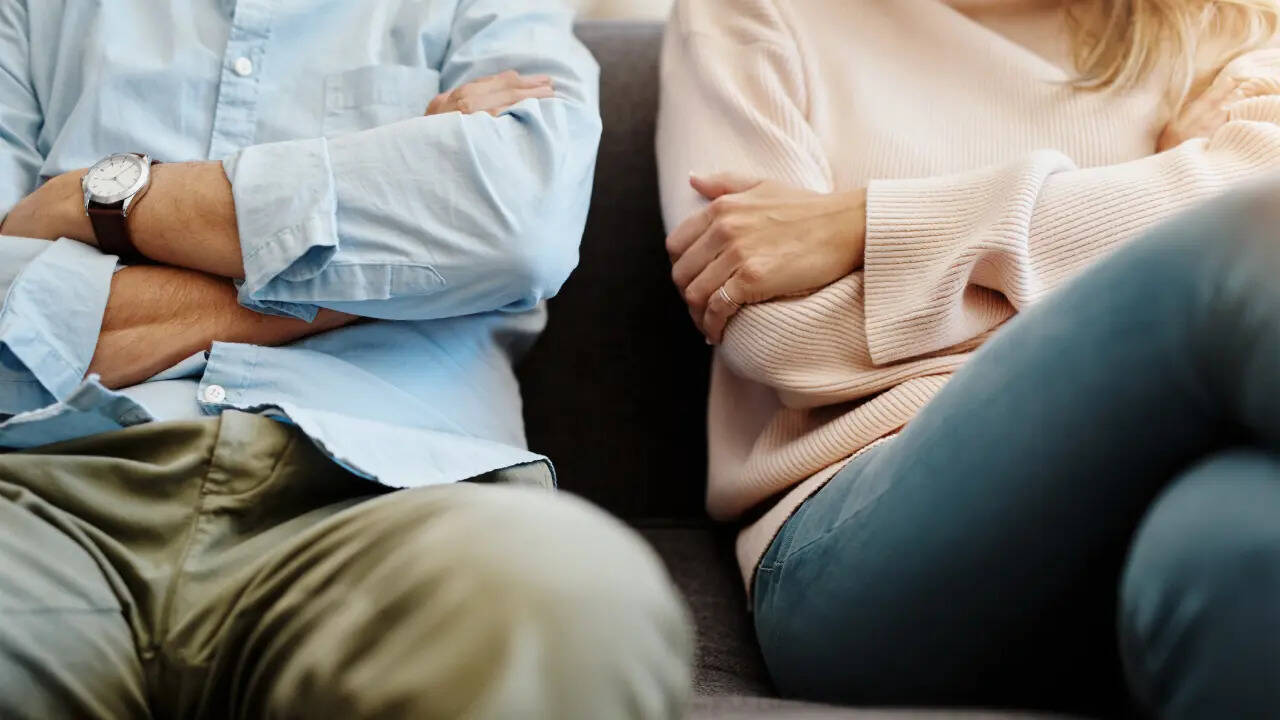 5 signs your husband is having an affair: Couples therapist reveals ...