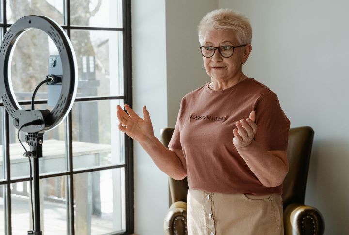 10 low-stress jobs retirees can start without many years of experience