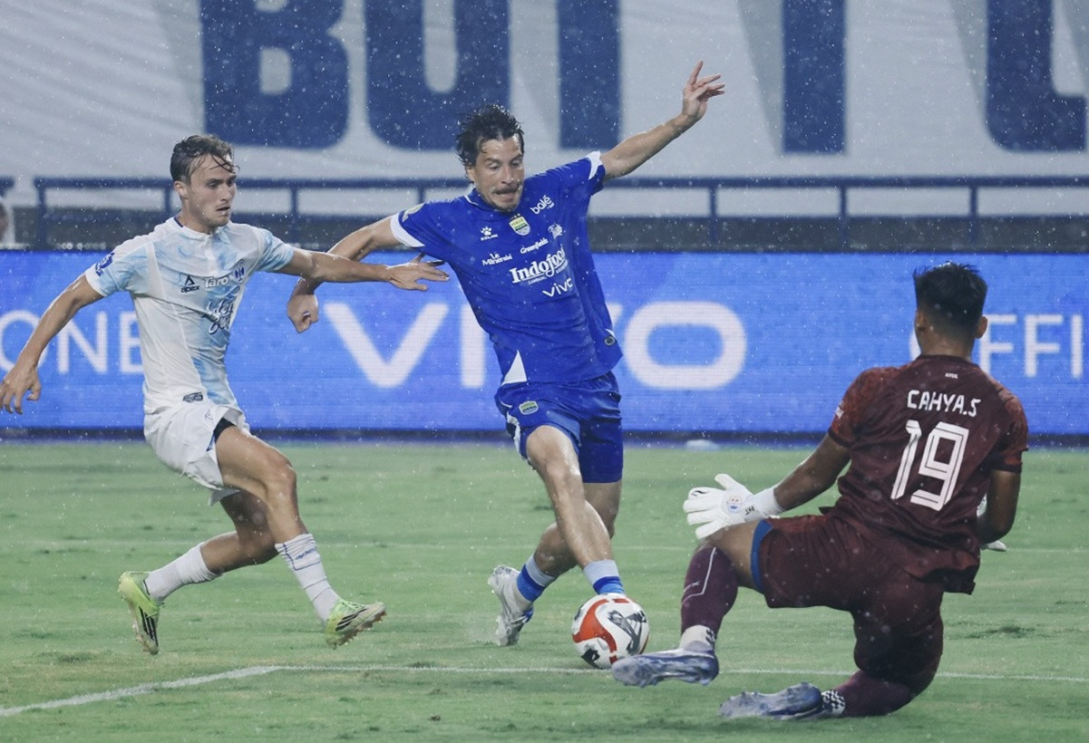 Gol cepat Patricio Matricardi bikin PSIM bertekuk lutut, Persib nyaman ...
