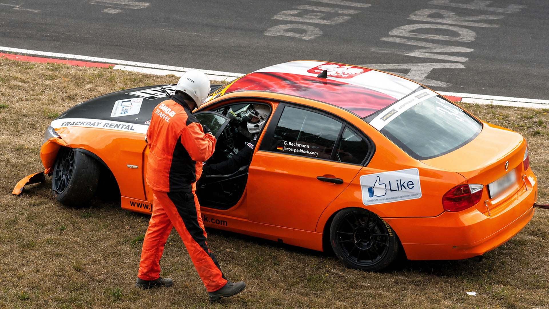 Serious crash leaves BMW damaged after intense racing moment