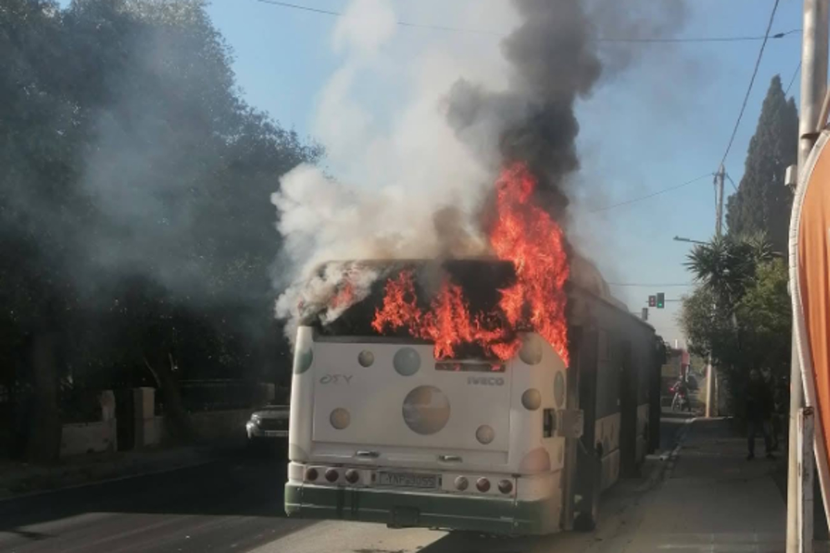 Ίλιον: Οι επιβάτες του λεωφορείου το εγκαταλείπουν πριν τυλιχτεί στις ...
