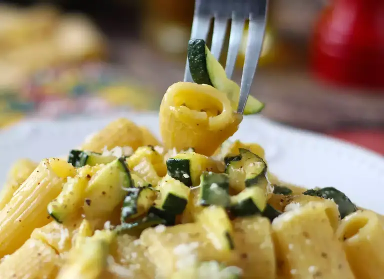 Carbonara de calabacín: una receta vegetariana fácil y muy cremosa