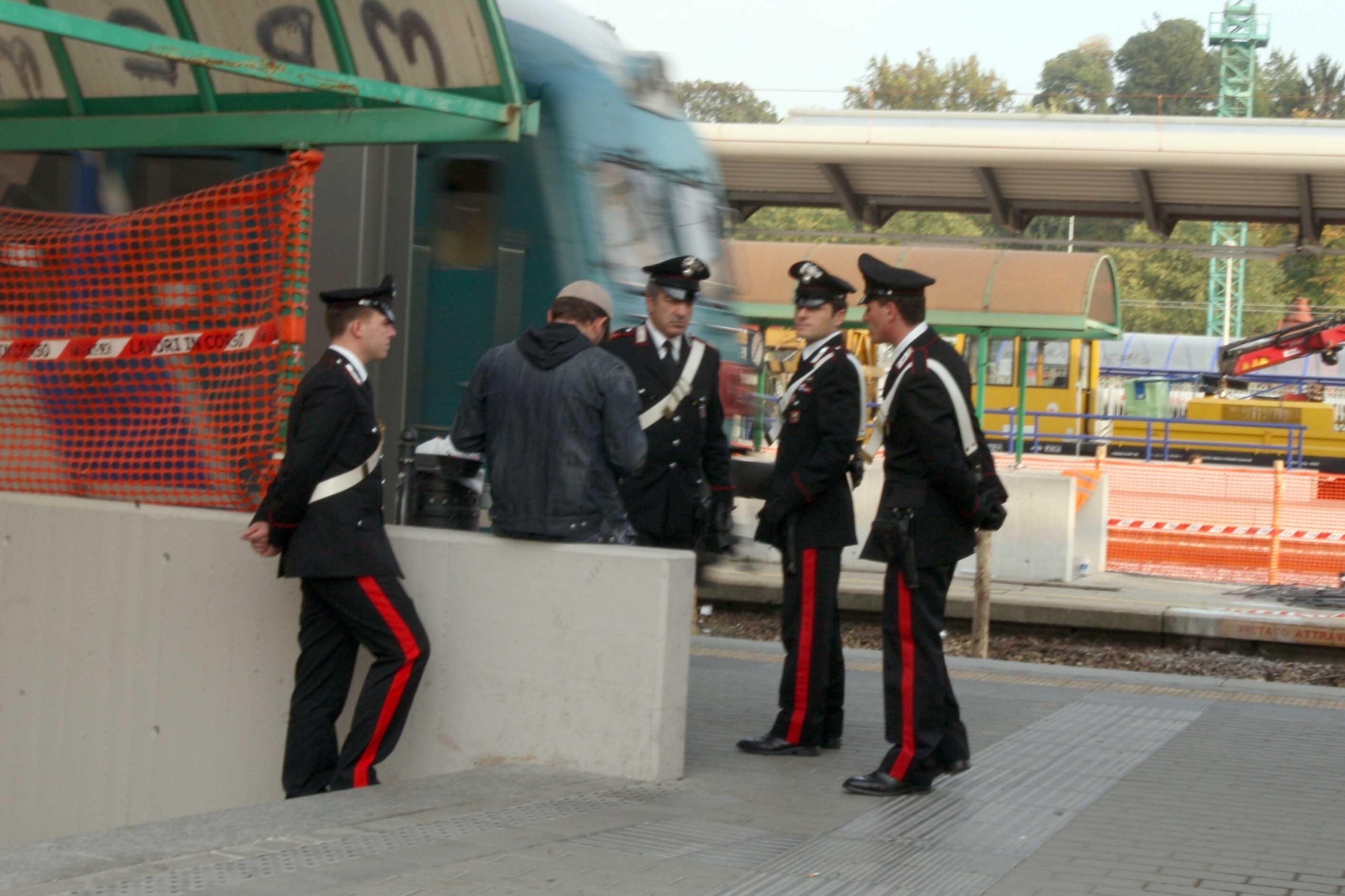 Ubriaco in treno molesta i passeggeri e aggredisce i carabinieri: arrestato
