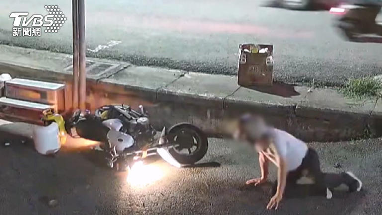 影音／苗栗翁倒車變暴衝!「機車壓車底」妻嚇哭 7車連環撞1人傷