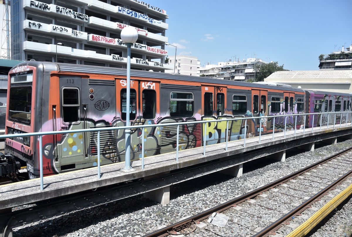 Συρμός του ΗΣΑΠ βγήκε εκτός αποβάθρας στον Άγιο Νικόλαο - Οι επιβάτες ...