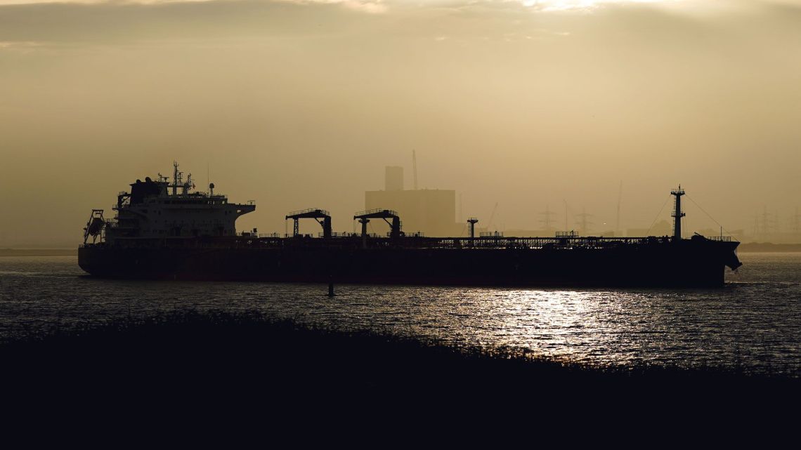 El petróleo volvió a saltar 3% y el Brent superó los US$ 110 mientras ...