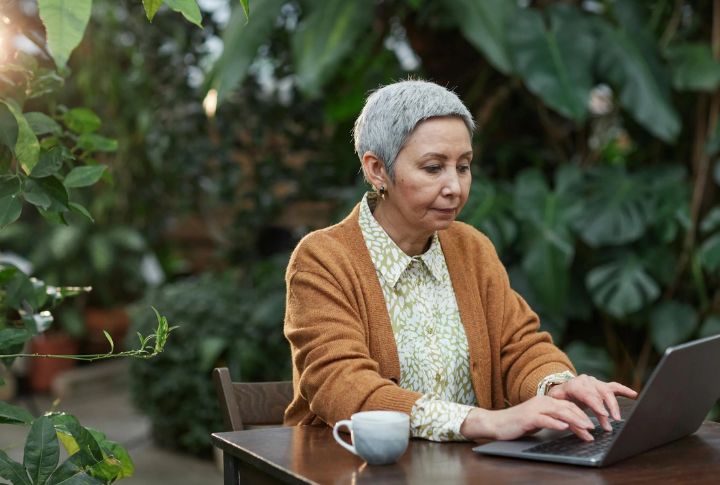 10 low-stress jobs retirees can start without many years of experience