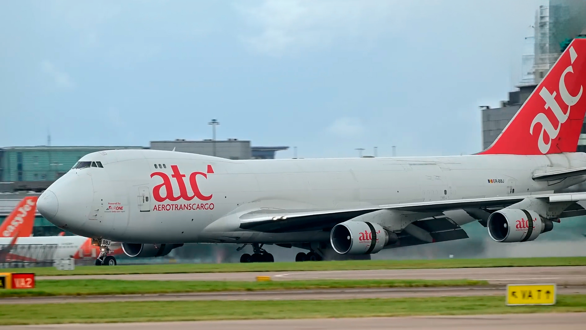 Boeing 747 slams down in powerful landing