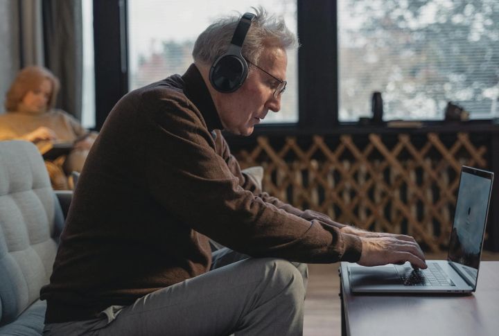 10 low-stress jobs retirees can start without many years of experience
