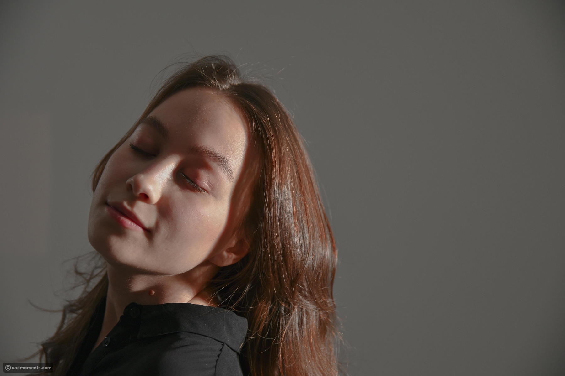 9 things a woman does when she likes you but is trying not to show it