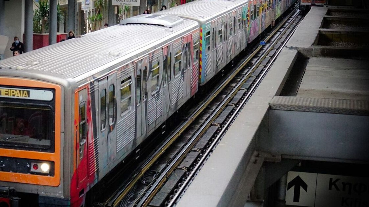 Συρμός του ΗΣΑΠ βγήκε εκτός αποβάθρας στον σταθμό του Αγίου Νικολάου ...