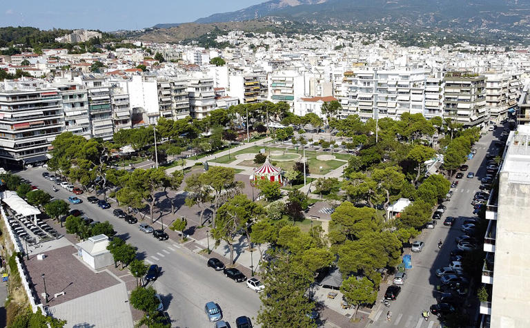 Πάτρα: Μια πόλη με βαριά μνήμη και ελαφριά φροντίδα