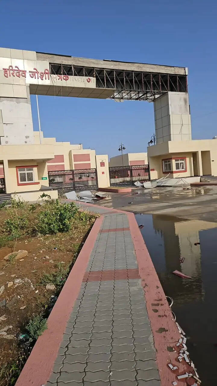 Dust storm damages main gate of HJU, raises safety concerns