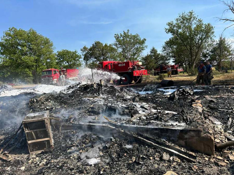 Photos: Fire burns several structures in Sumner County town