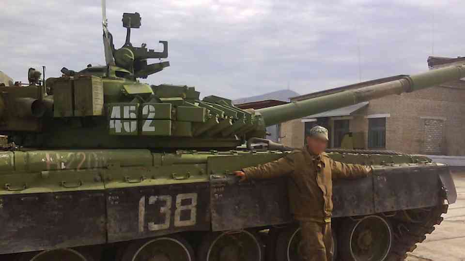 How many of each type of tank does Russia have in storage?