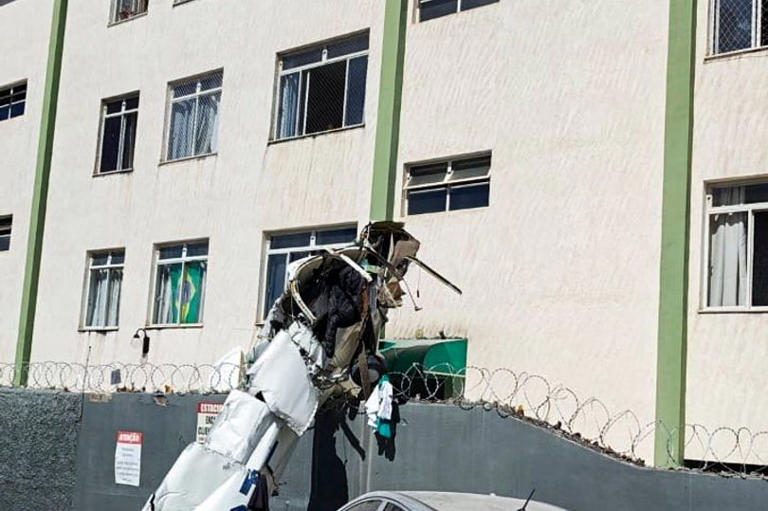 Horrific moment plane crashes into building, leaving 2 dead and 3 ...