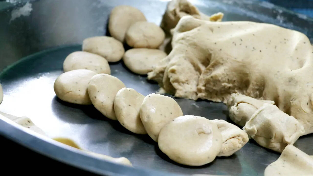 Why homemade khasta kachori becomes soft after a few hours: 4 halwai ...