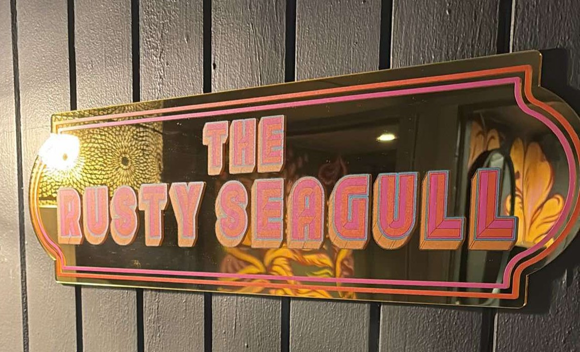 Popular Portobello pub hunts for thief who stole quirky mirror from ...