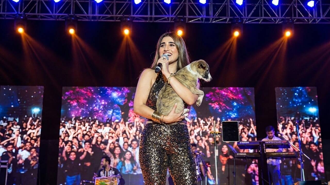 Akasa Singh delights audience in Indore with on-stage puppy performance
