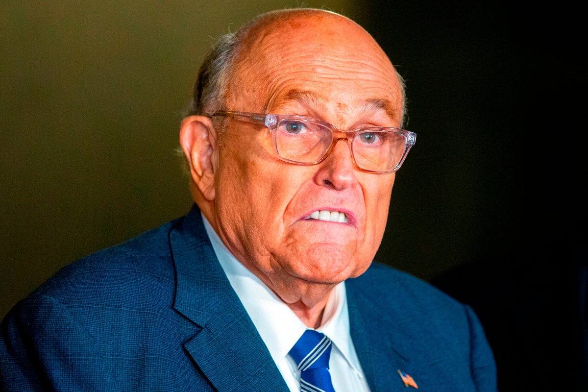 Giuliani respira por sí solo mientras está hospitalizado con neumonía