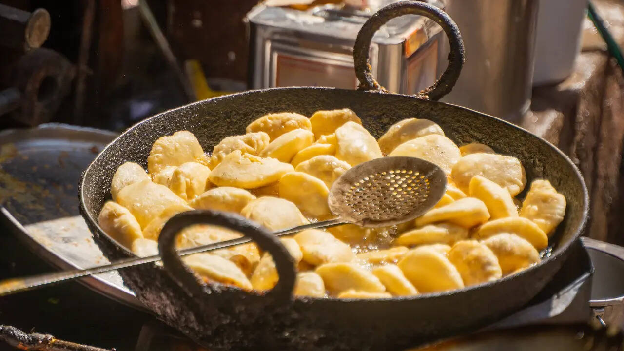 Why homemade khasta kachori becomes soft after a few hours: 4 halwai ...