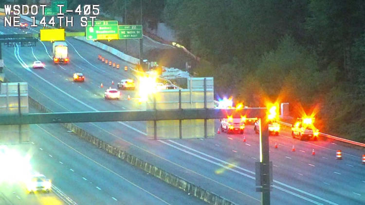 Man dies after being struck while attempting to cross I-405 in Bothell