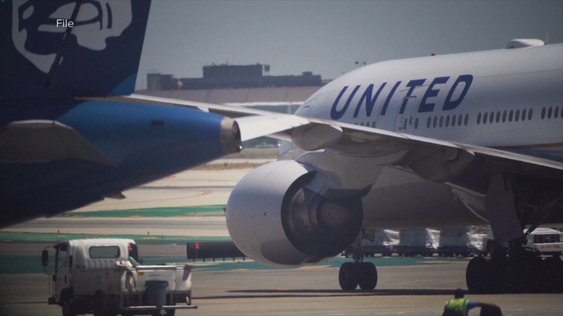 United flight hits light pole during landing