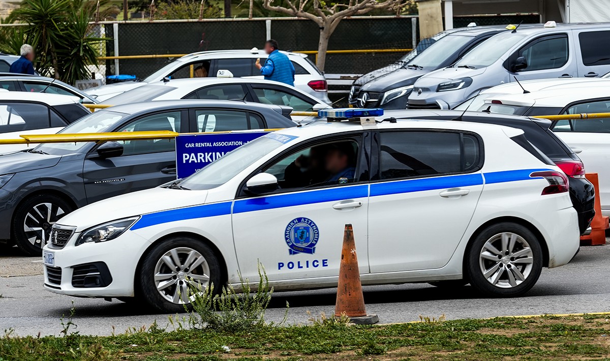Καταδικάστηκαν οκτώ μέλη συμμορίας που είχαν στήσει «φάμπρικα» πλαστών ...