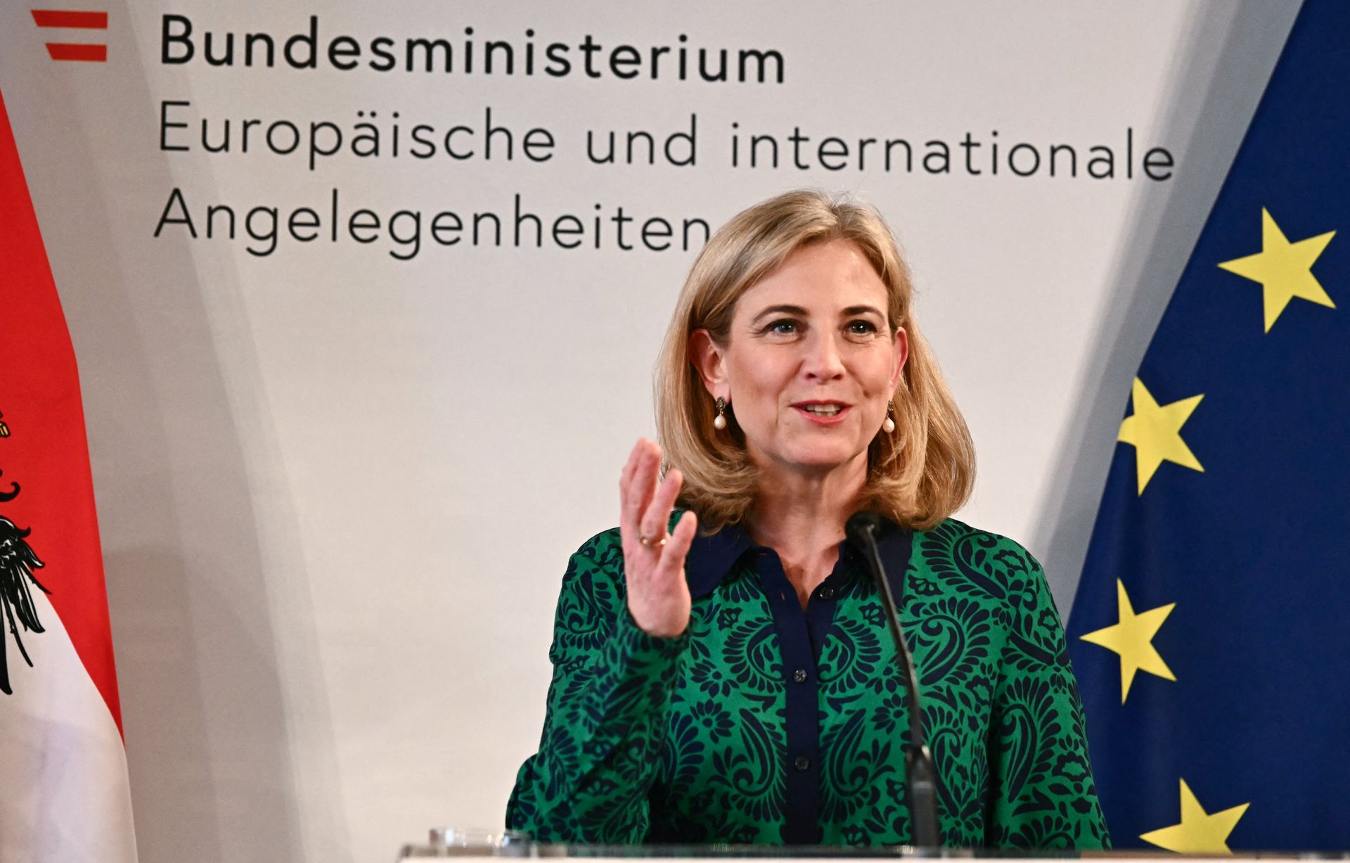Austria expels 3 Russian embassy staff members over suspected signals ...