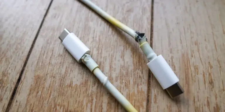 Denne ene bevægelse ødelægger dit ladekabel langsomt