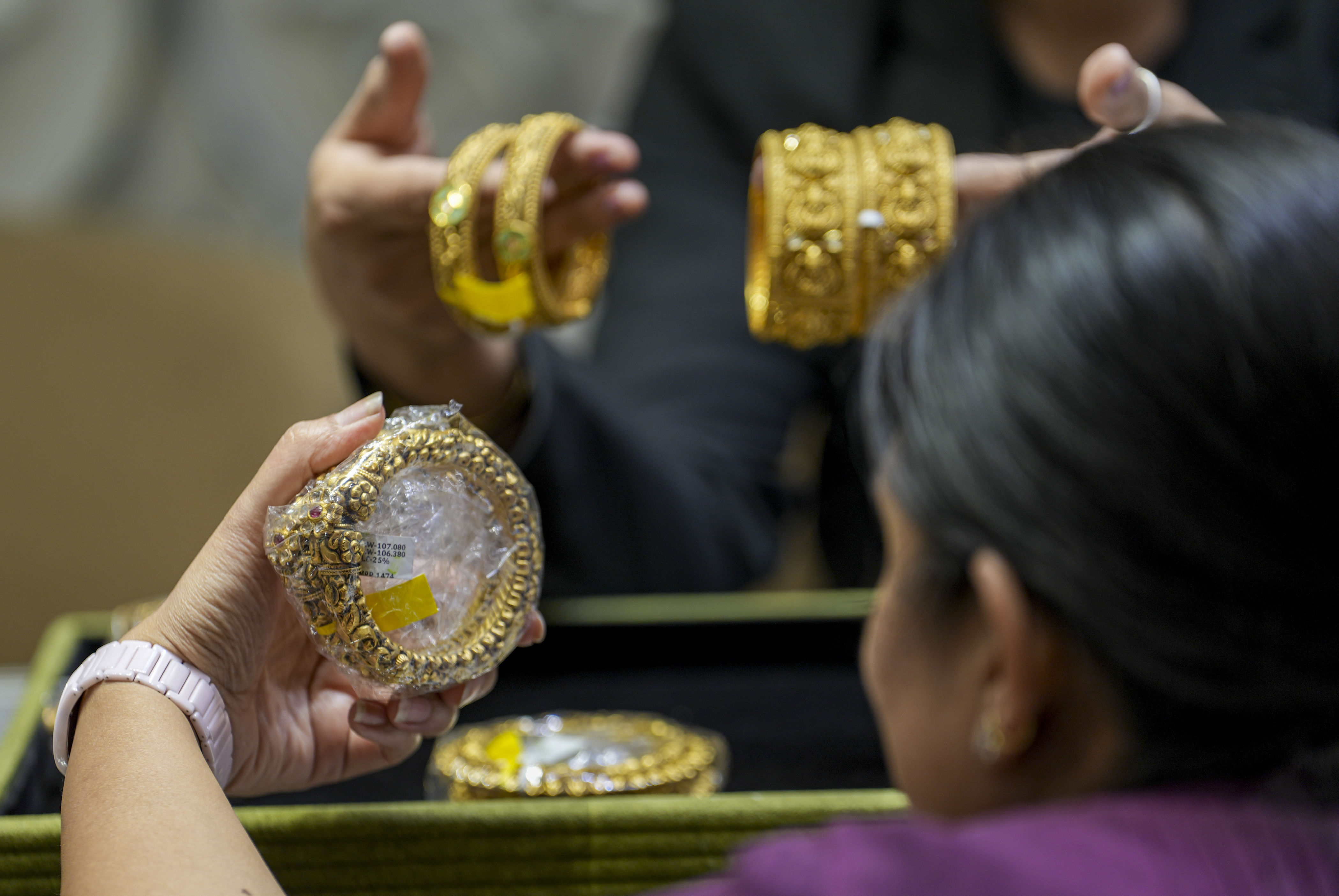 Gold regains Rs 1.6 lakh/10g level as weak US dollar lifts sentiment