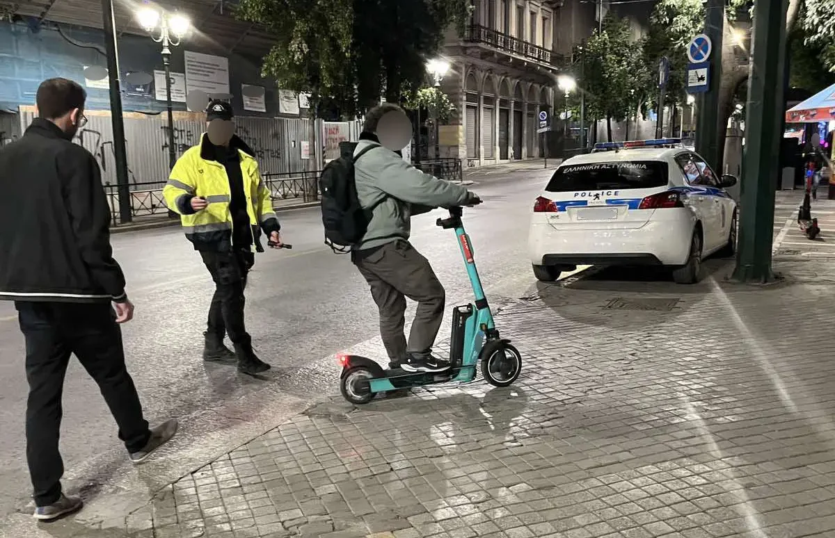 Ηλεκτρικά πατίνια: 135 παραβάσεις οδηγών για κράνος και αλκοόλ στο τριήμερο