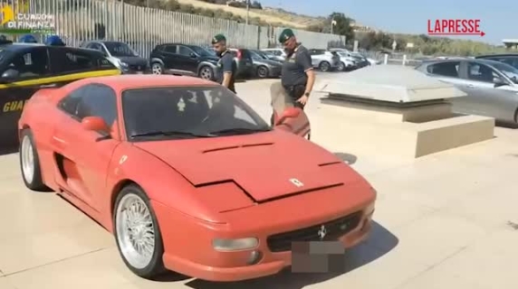 Sembra una Ferrari ma è una Toyota, la truffa scoperta dalle fiamme ...