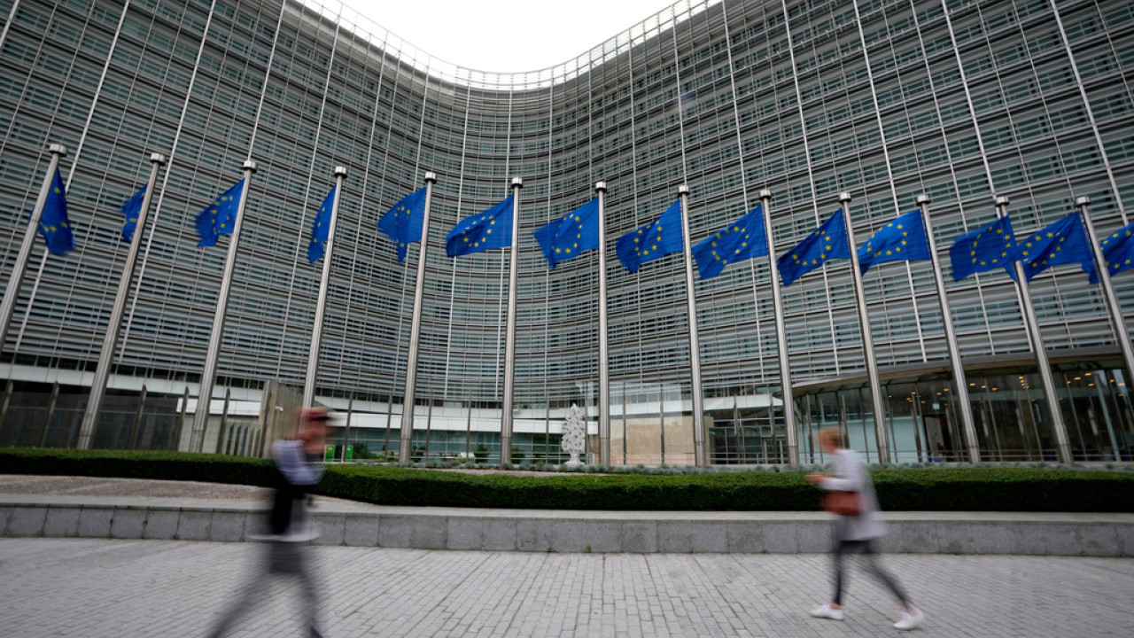 Κομισιόν για δασμούς Τραμπ: «Δεν θα ξεκινήσουμε μια κλιμάκωση απειλών»