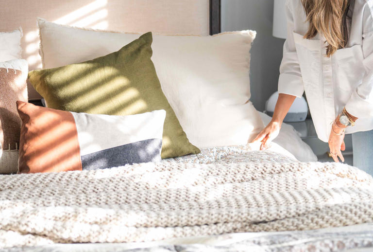 Should overnight guests make the bed before leaving? An etiquette ...