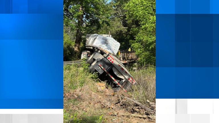 Semi tractor-trailer wreck which blocked County Rd 185 in Collinsville ...