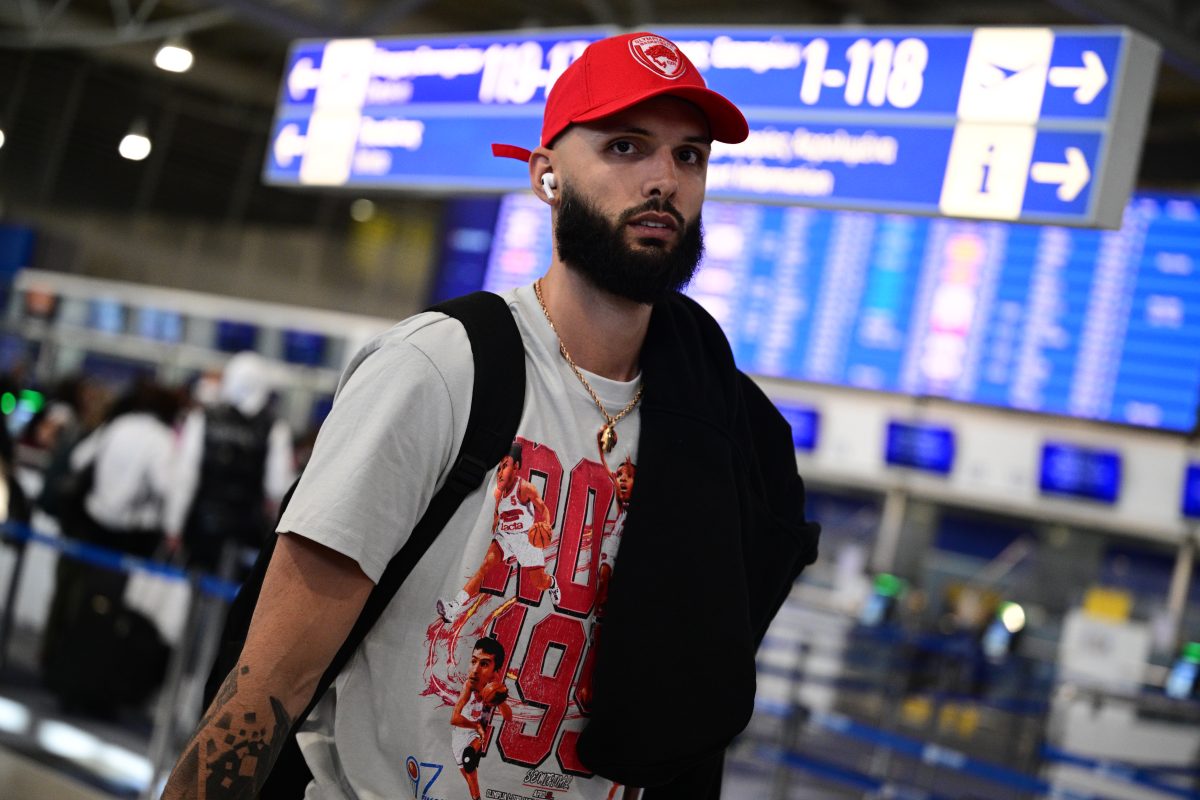 Ολυμπιακός: Επική εμφάνιση Φουρνιέ με μπλούζα από το πρώτο ευρωπαϊκό